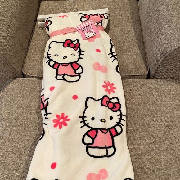 Hello Kitty | Bedding | Hello Kitty Pink Daisy And Bows Plush Throw ...